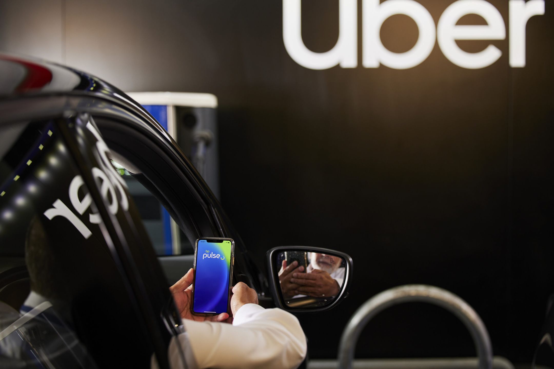 Uber and bp pulse partner to help drivers and delivery people go electric | Uber Blog